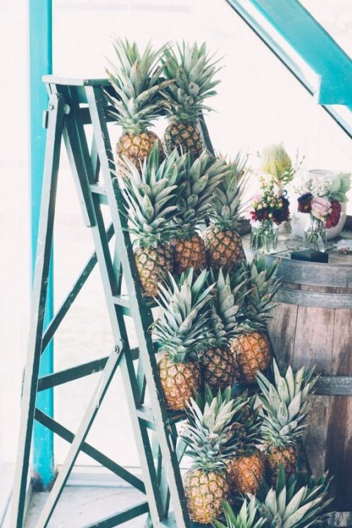 Funky Pineapple Decor For Your Summertime Wedding | | TopWeddingSites.com